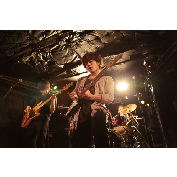 Chapter lineはギターロック界にどんな足跡を残すか 初ワンマンで見せた3ピースのポテンシャル - Real Sound｜リアルサウンド