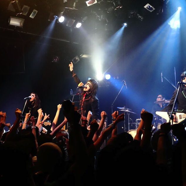 KiNGONSの笑いを通り越した格好良さ パンクロック・エンターテインメントの破壊力 - Real Sound｜リアルサウンド