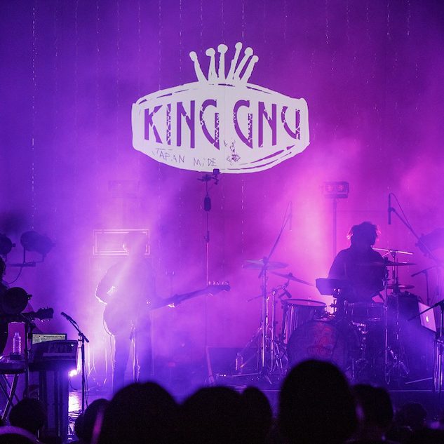 King Gnu、1stアルバムより「あなたは蜃気楼」MV公開 emmaがアクションシーン演じる - Real Sound｜リアルサウンド