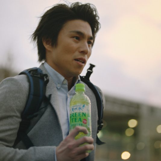 GReeeeN、「サントリー天然水 GREEN TEA」とコラボ キャンペーン曲MVに中尾明慶出演 - Real Sound｜リアルサウンド