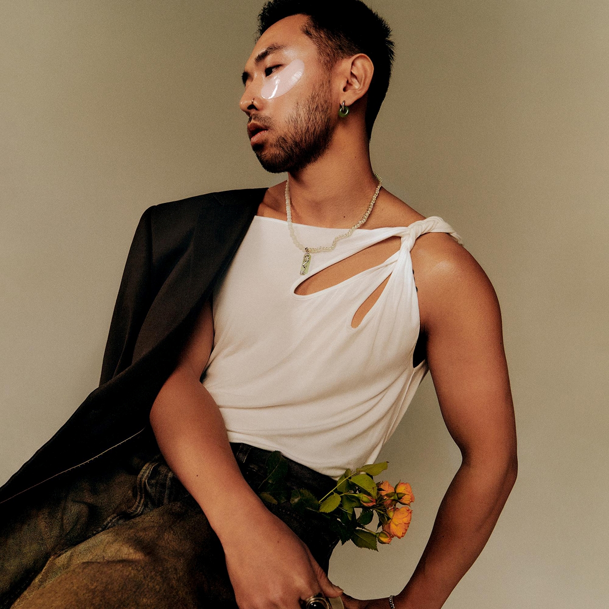 韓国系カナダ人R&Bシンガー Sylo、新曲「So Familiar」リリース 感情と現実のパラドックスを歌う - Real Sound ...