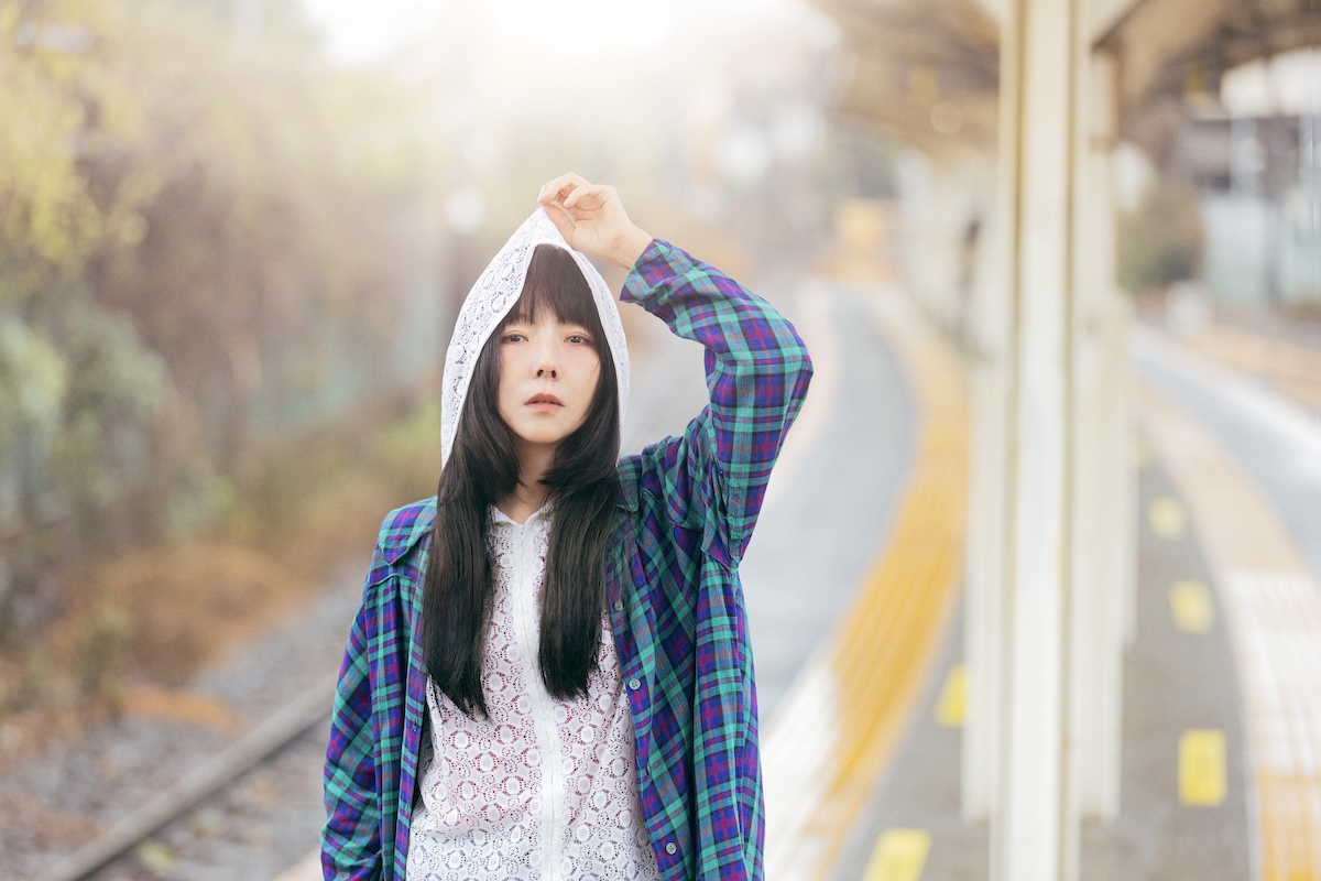 aiko、「skirt」ディレクターズカット版ライブ映像公開 TVアニメ『アポカリプスホテル』OP主題歌 - Real Sound｜リアルサウンド