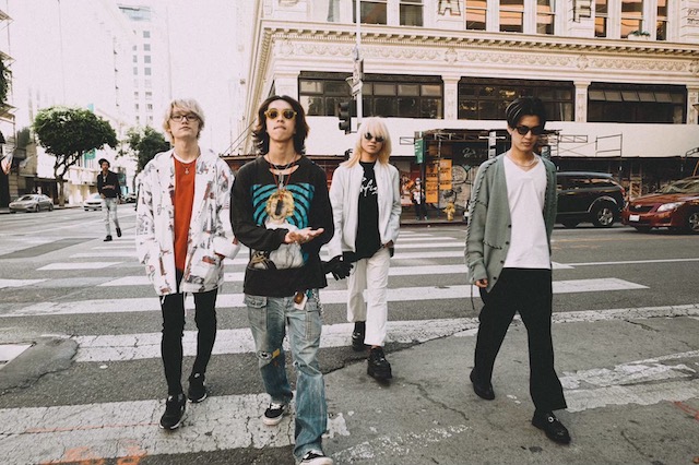 XY、YOSHIの楽曲「令和のロックスター」に楽器隊メンバー3人が参加したバンドバージョンリリース - Real Sound｜リアルサウンド