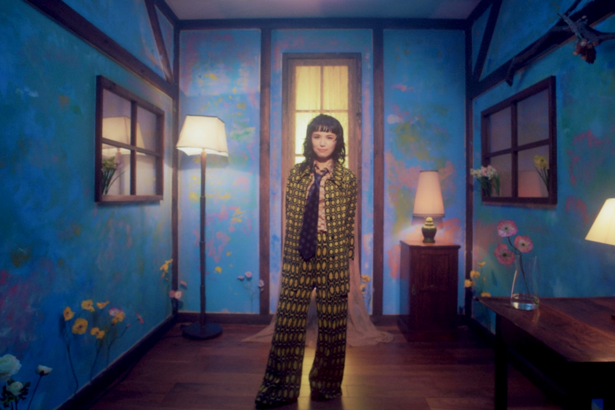 Superfly、初カバーアルバムよりMr.Children「彩り」MV公開 カラフルな部屋で語りかけるように歌う - Real Sound｜リアルサウンド