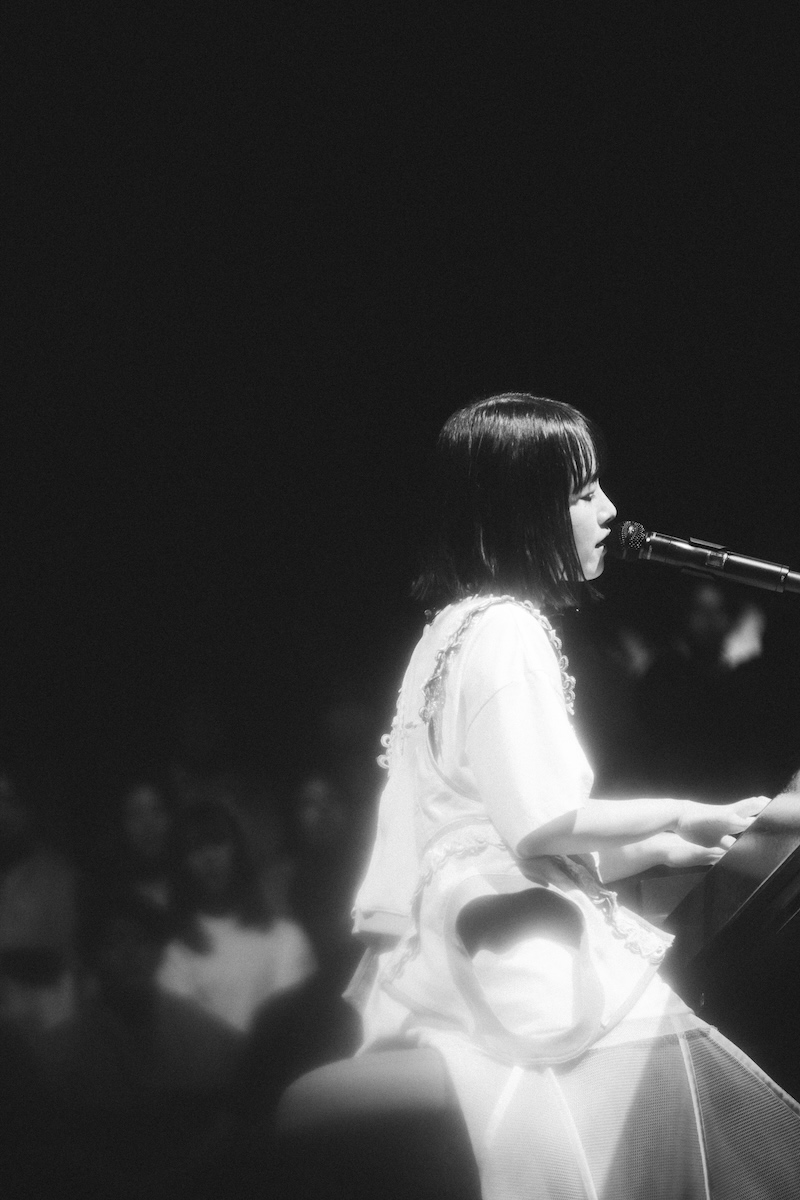 『TOMOO Live at 日本武道館』スペシャル編成による集大成的ライブ それぞれの想いが注ぎ込まれた満杯の“器” - Real Sound｜リアルサウンド