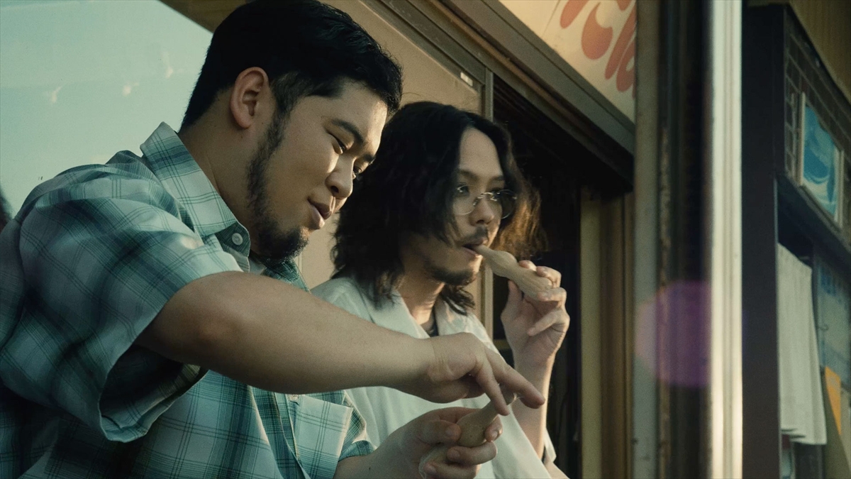 TOOBOE、「あなたはかいぶつ」ショートMV公開 同世代の松井ケムリ（令和ロマン）と旧友演じる - Real Sound｜リアルサウンド