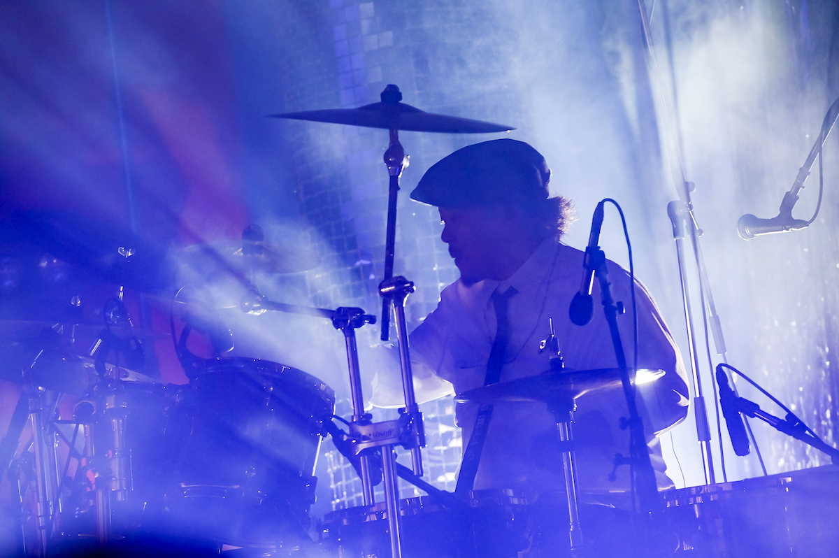 KREVAが切り拓いた“クレバの日”新章 MACCHOとの共演、熱狂が更新され続けた『908 ON THE DAY 2025』 - Real Sound｜リアルサウンド