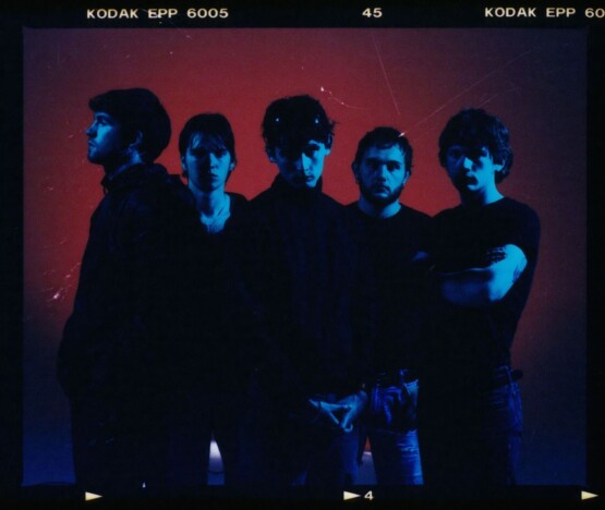 4人組ガールズバンド NEK!、新曲「rip-off」MV公開 “ルッキズム”蔓延したSNSへの抵抗を表現 - Real Sound｜リアルサウンド