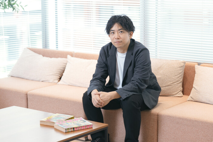 AKB48 鈴木くるみ、デコルテ露わ 1st写真集『夢の重さ』で見せる大人の色気｜Real Sound｜リアルサウンド ブック